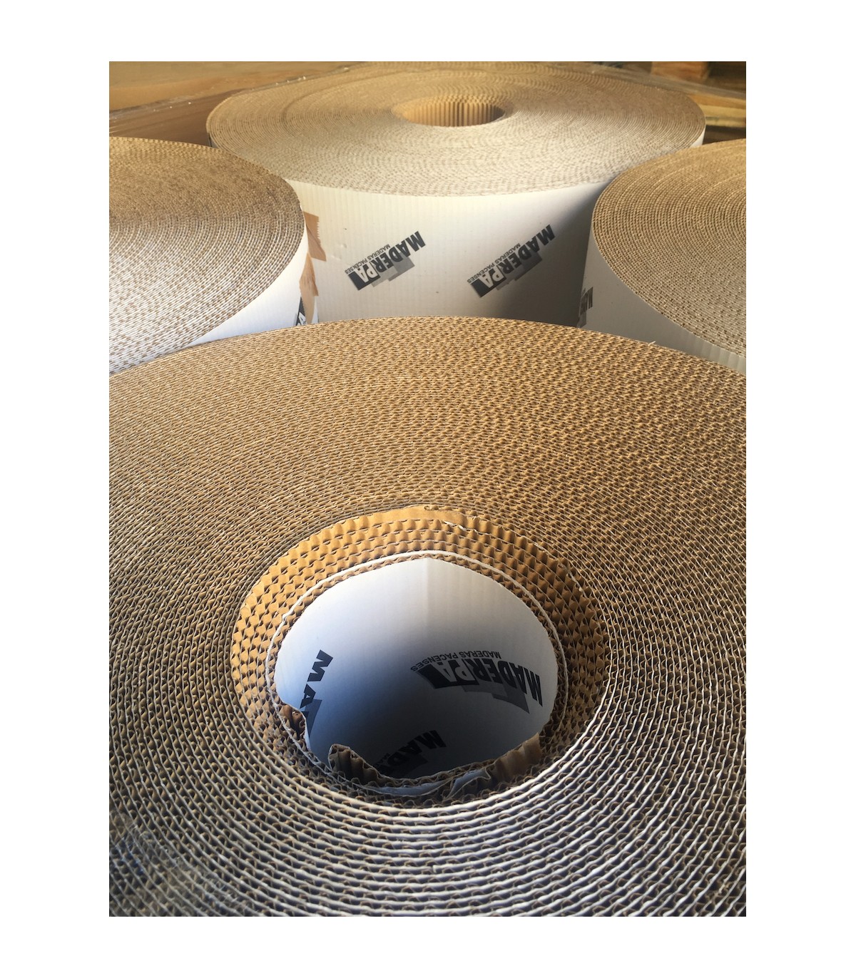 Rollo de cartón ondulado personalizado | Cajeando